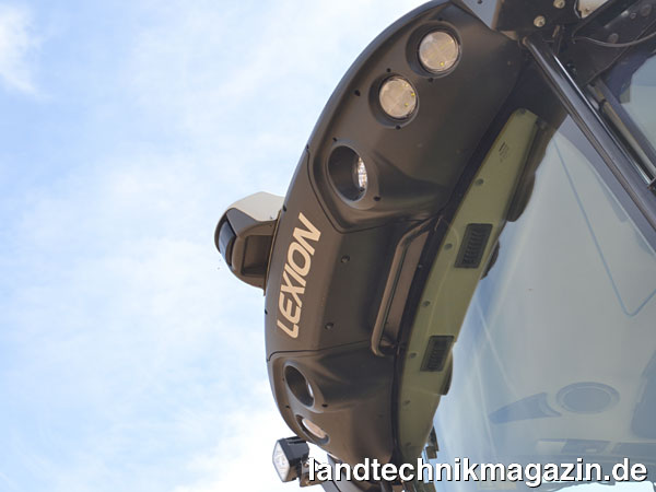 Bild 14: Der Sensor des FIELD SCANNER Laser-Lenksystems ist vorne im ...